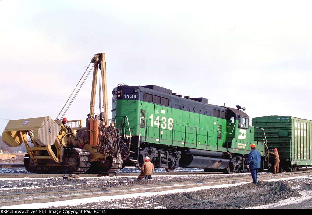 BN 1438, EMD GP10, re-railing after a minor derailment at BN's Eola Yard
